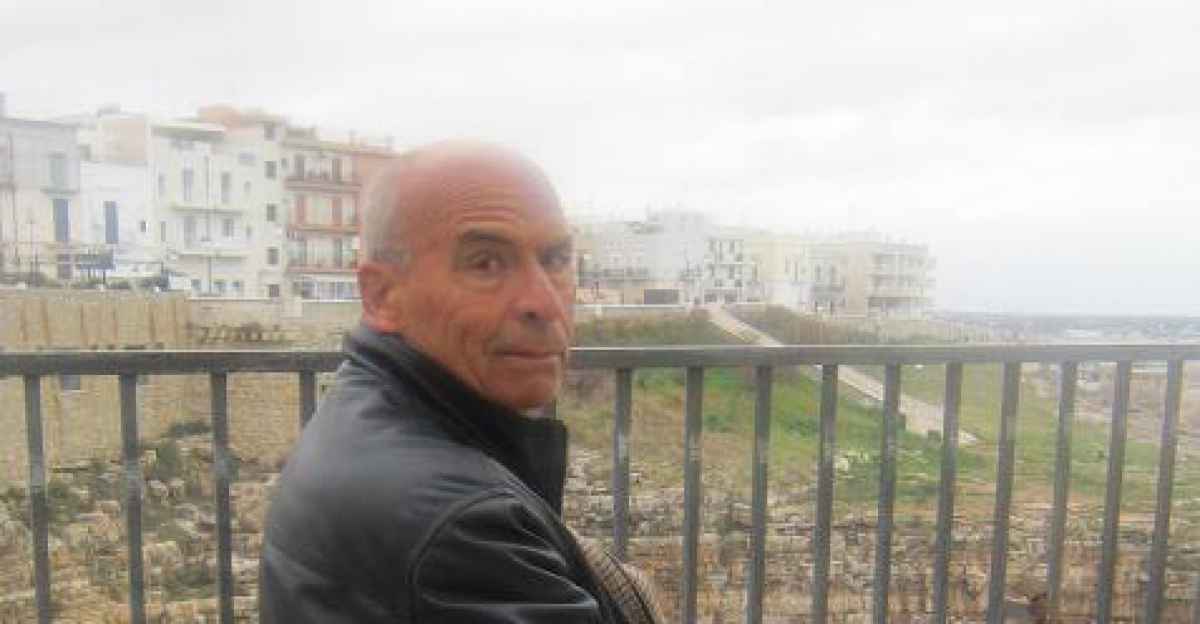 Guido ''il Flâneur'', il poeta che scrive versi sulle porte di ...