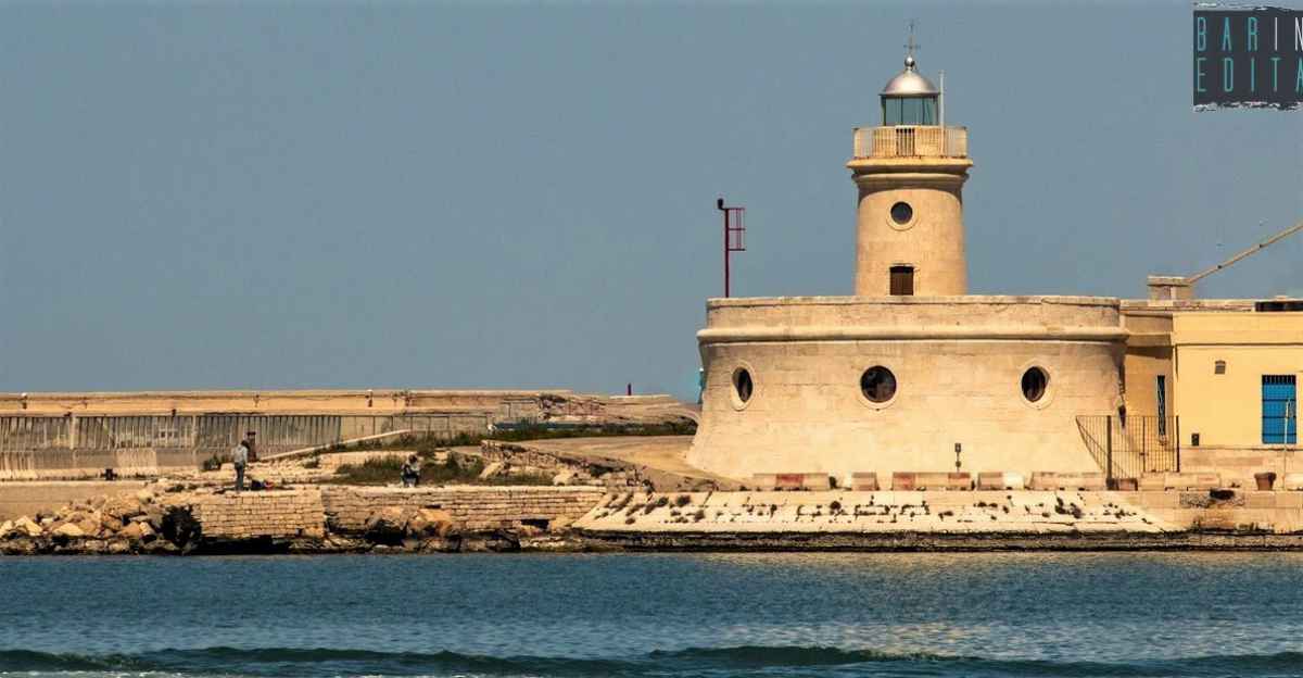 Bari, la storia del Faro Borbonico: dall'800 saluta le navi che entrano ...