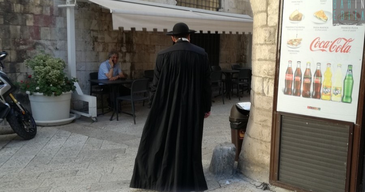 Bari, la vita di Pierluigi: «Mi sento un prete, indosso la talare e ...