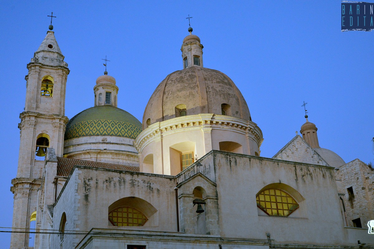 Preziose statue d'argento e portali riccamente decorati: è la ...