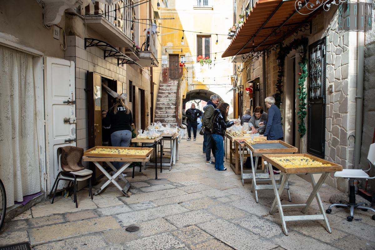 Bari, la storia delle "signore delle orecchiette" dell'Arco Basso ...