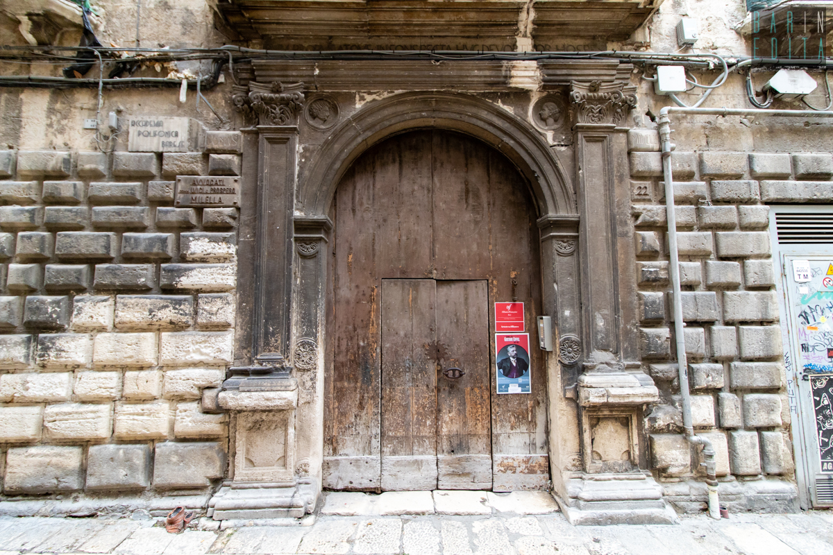 Bari: scaloni decorati, colonne doriche, un raro giardino pensile. Sono ...