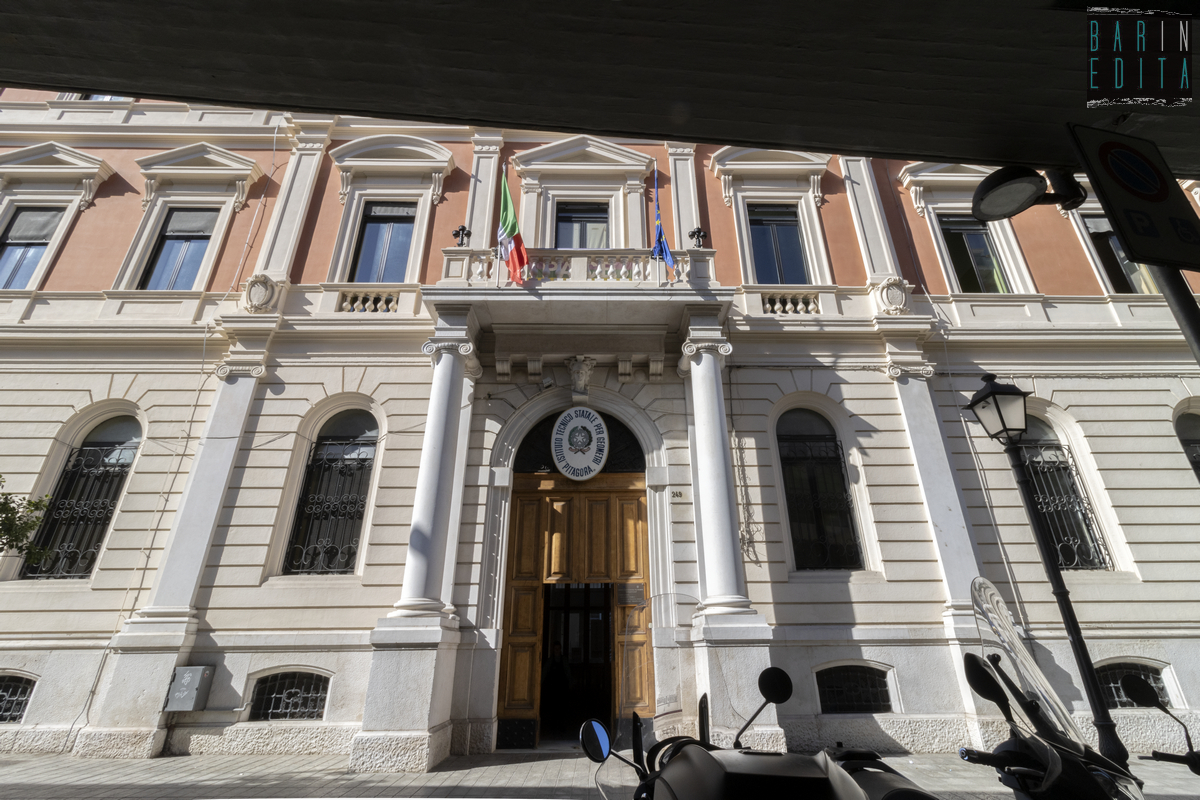 Bari, la storia dell'antica scuola per geometri "Pitagora" e del suo ...