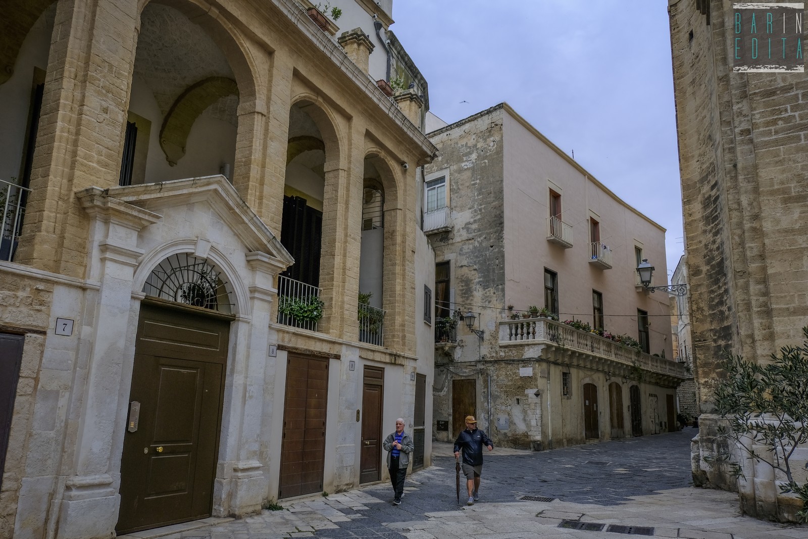 Balconate in pietra e affreschi: è Palazzo Zeuli, la dimora barese con ...