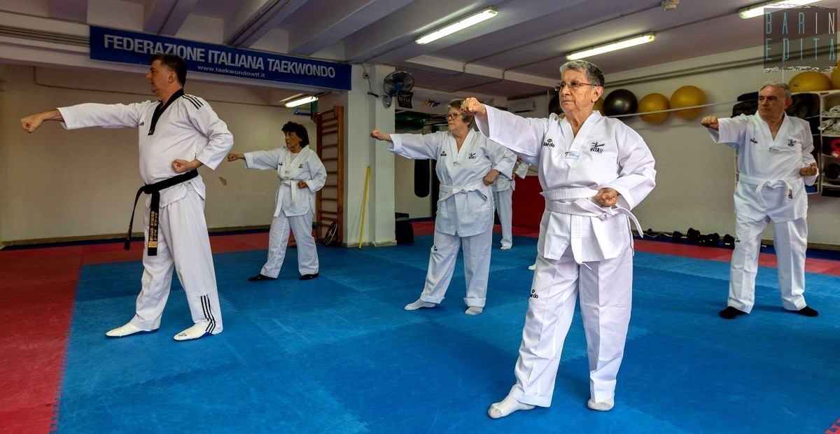 Bari, i nonni che praticano il Taekwondo: «Ci divertiamo a sferrare ...